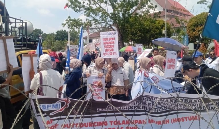 Tuntutan Tegas Demo Buruh Batam: Stop PHK, Hapus UWTO, dan Lindungi K3 ...